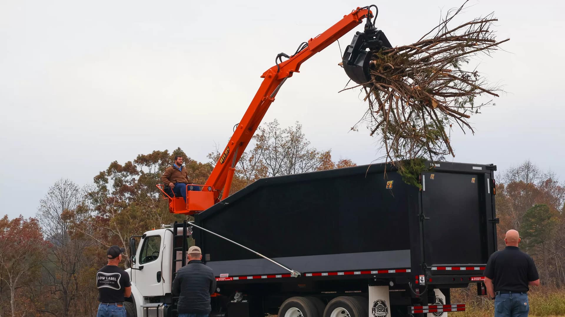 Atlas 2 Lightning Loader® Heavy-Duty Grapple Truck | - Petersen Industries