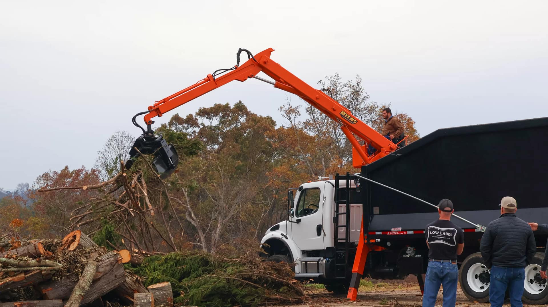 Atlas 2 Lightning Loader® Heavy-Duty Grapple Truck | - Petersen Industries