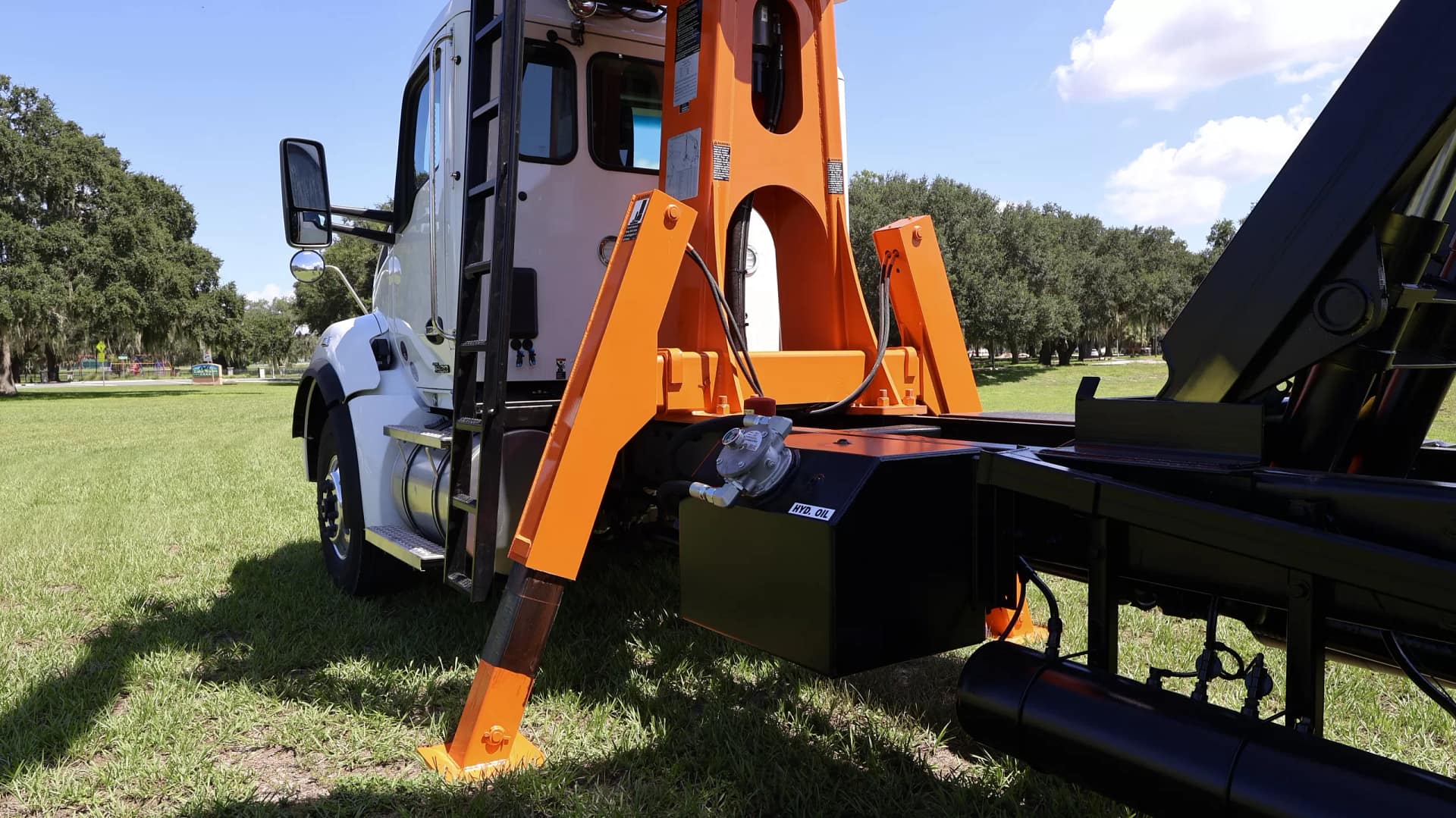 Atlas 2 Lightning Loader® Heavy-Duty Grapple Truck | - Petersen Industries