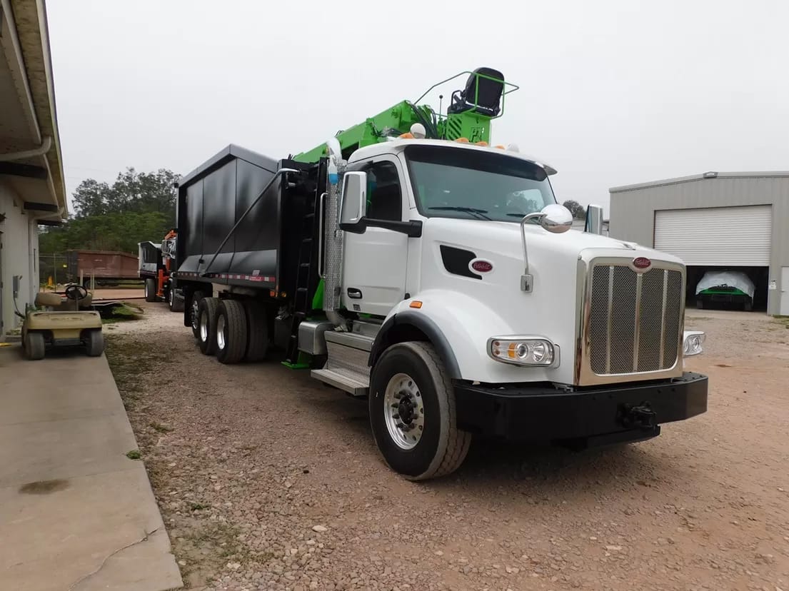 Atlas 2 Lightning Loader® Heavy-Duty Grapple Truck | - Petersen Industries