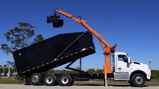 Atlas 2 Lightning Loader® Heavy-Duty Grapple Truck | - Petersen Industries