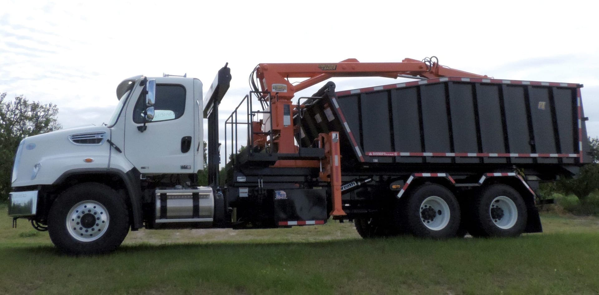 PL3 ROLL-OFF MOUNT SKID MOUNTED GRAPPLE LOADER