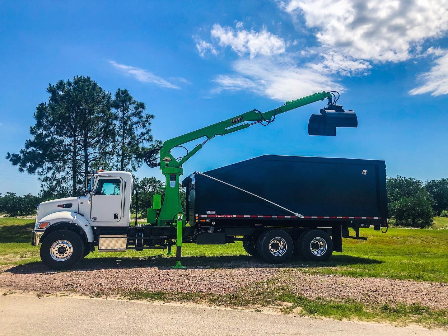 Atlas Lightning Loader® Heavy-Duty Grapple Truck | - Petersen Industries