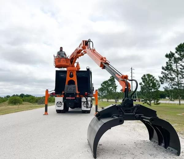 Atlas Lightning Loader® Heavy-Duty Grapple Truck | - Petersen Industries