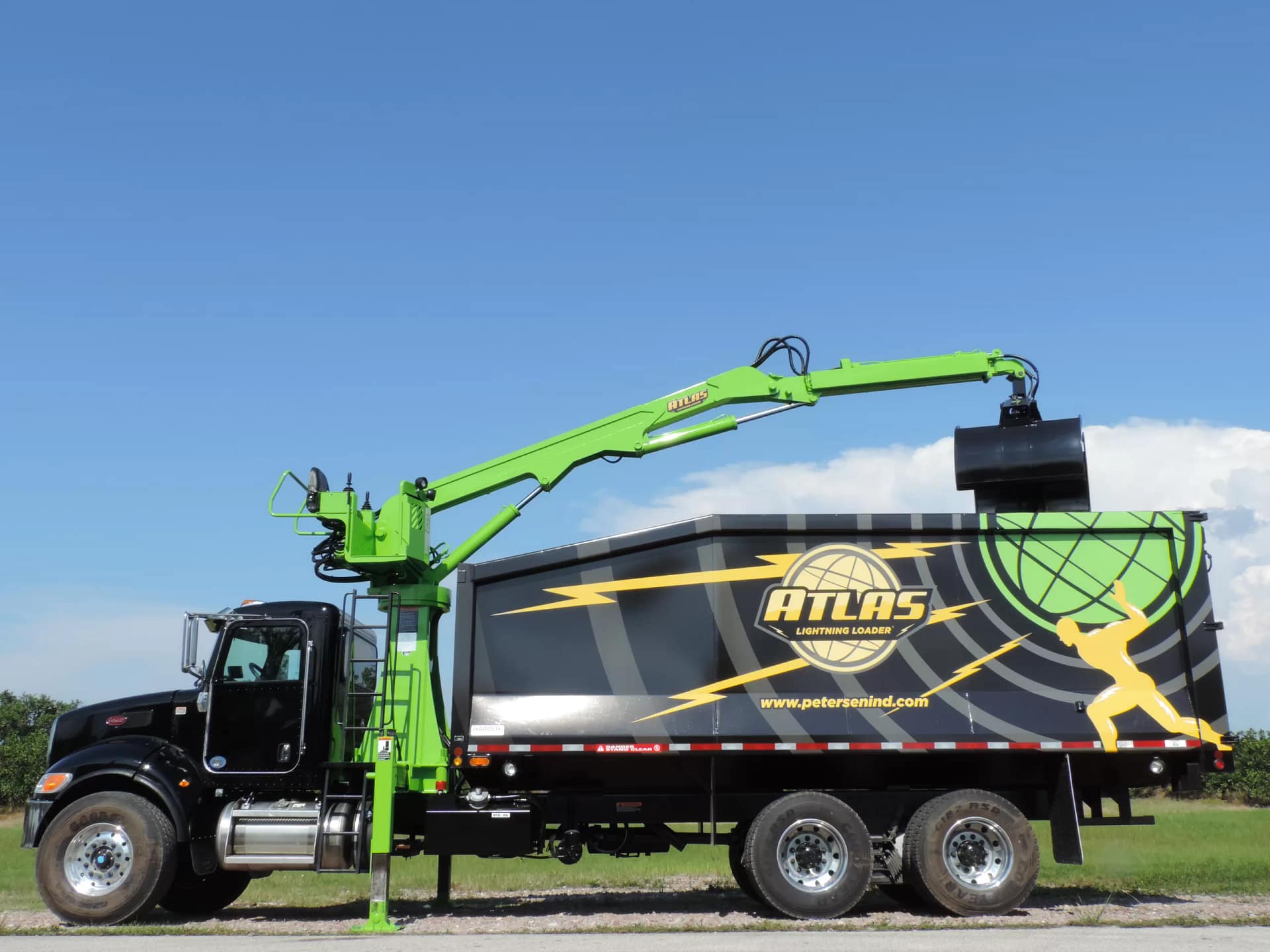 Atlas Lightning Loader® Heavy-Duty Grapple Truck | - Petersen Industries
