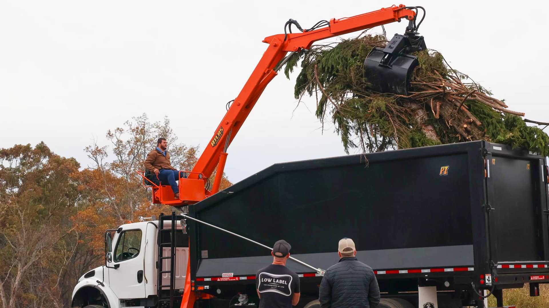 Atlas 2 Lightning Loader® Heavy-Duty Grapple Truck | - Petersen Industries