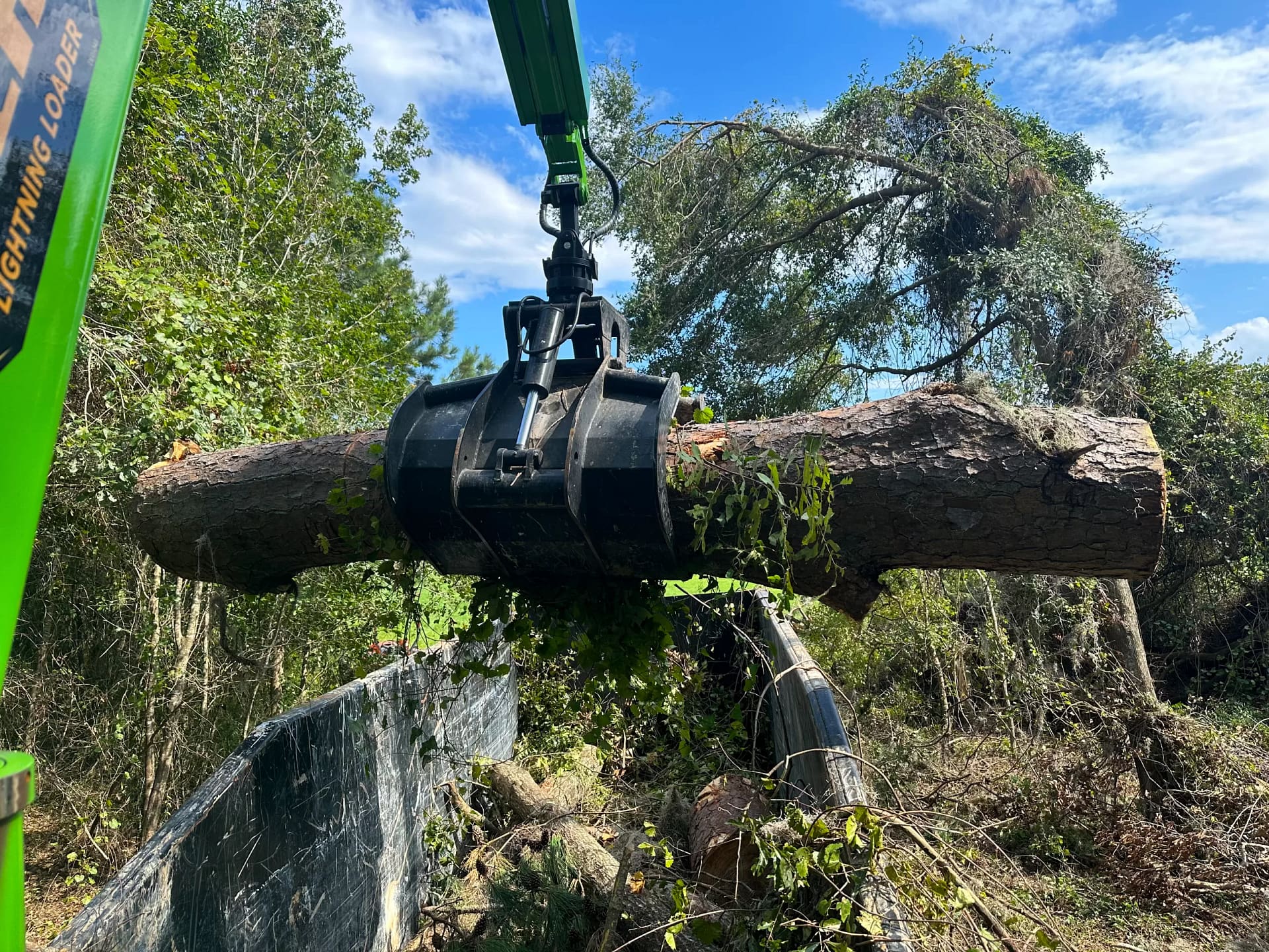 Atlas 2 Lightning Loader® Heavy-Duty Grapple Truck | - Petersen Industries